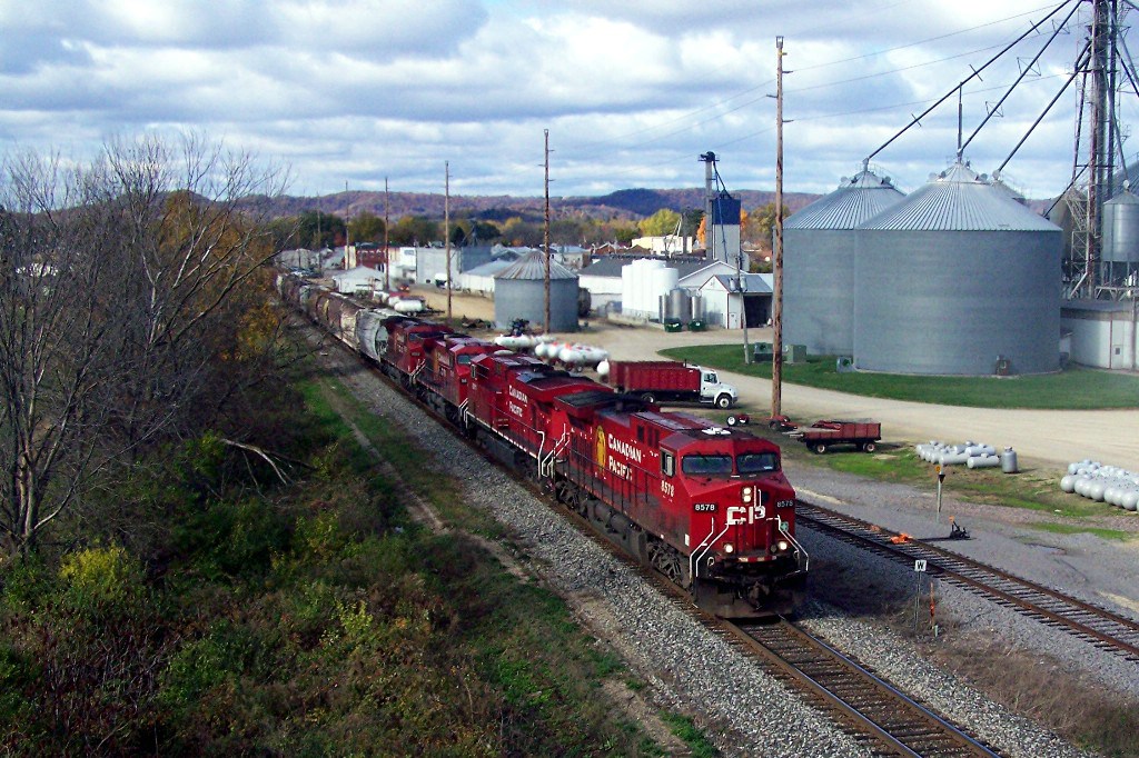 Eastbound CP 8578 leads three other widecabs on long and profitable train #288